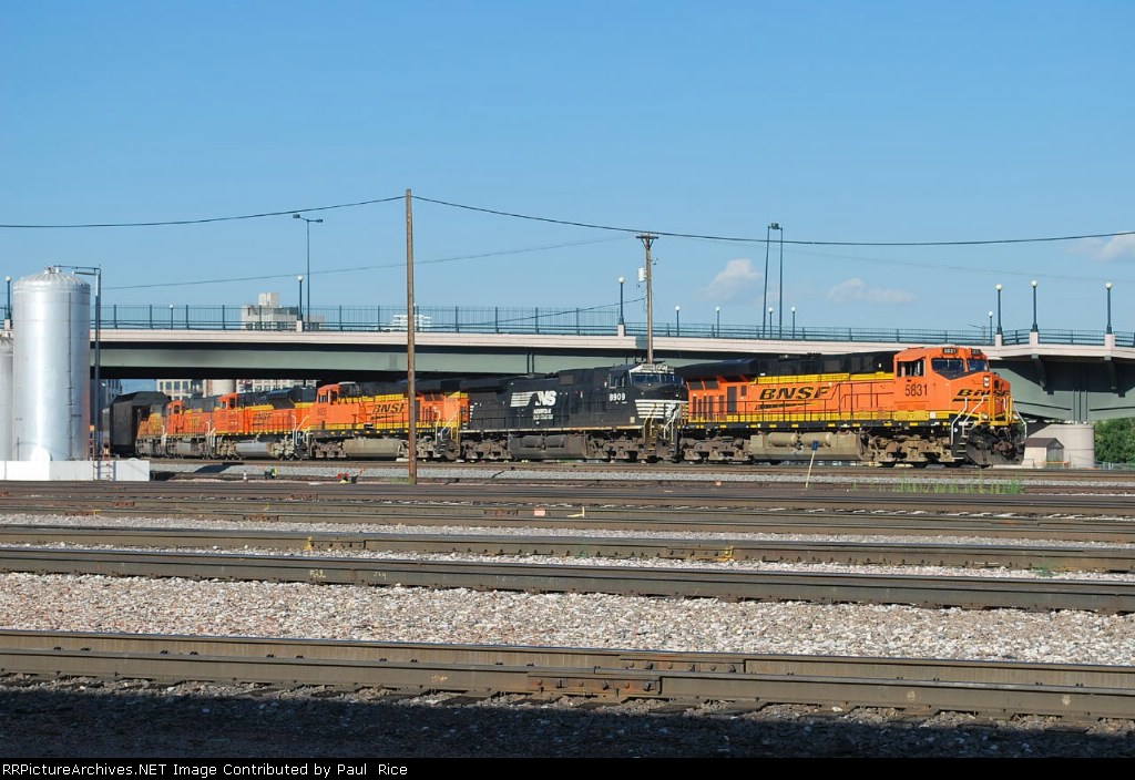BNSF 5831, NS 8909 BNSF 6005/9196/8980/8866 Arrives Denver Yard